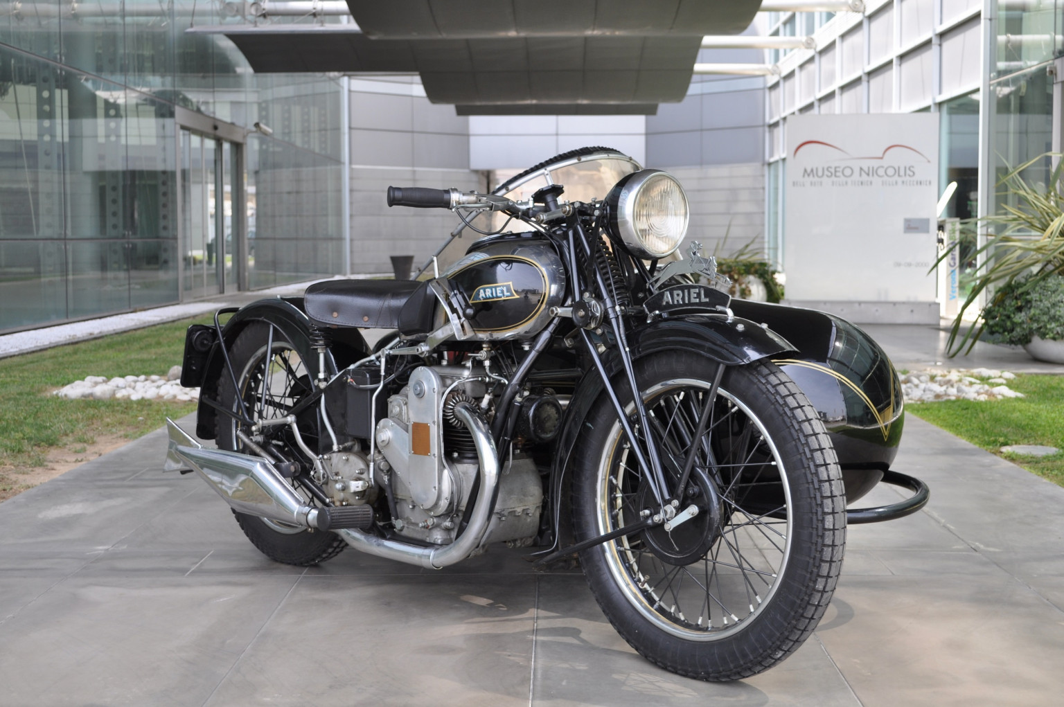 Ariel, 1932, Square Four with sidecar - Museo Nicolis